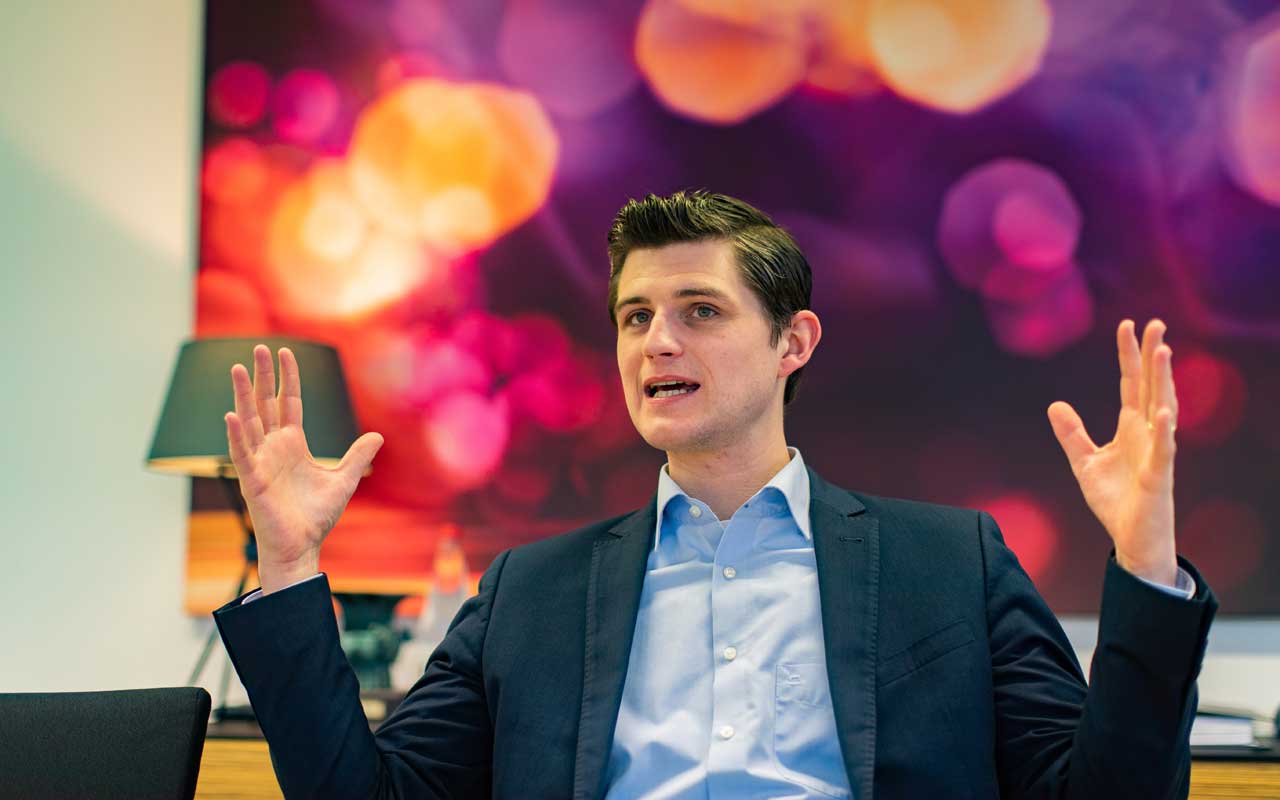 How to Memorize a Speech Fast: 5 Proven Tips